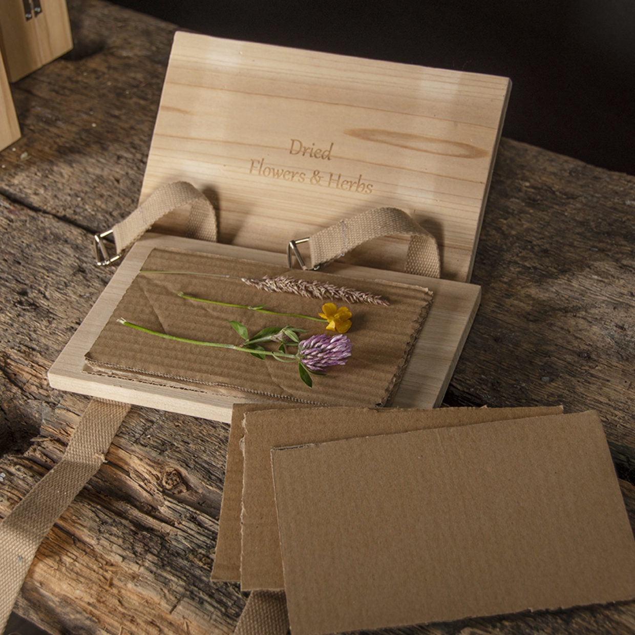 Flower & herb press with straps - D and M Garden Centre